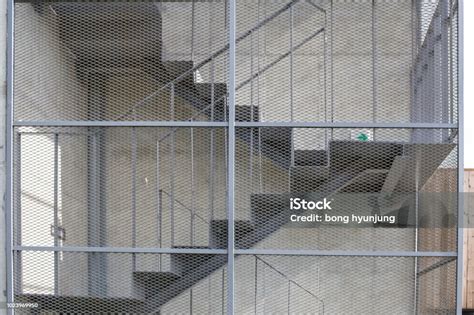 야외 철 계단으로 스테인레스 스틸 난 간 철 계단 난 간으로 0명에 대한 스톡 사진 및 기타 이미지 0명 강철 거리