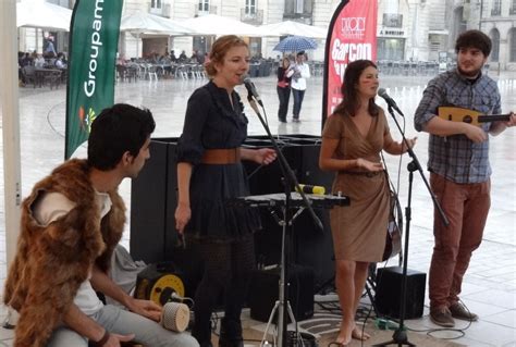 Garçon La Note Dijon Un Brin De Poésie Sous Une Pluie Battante