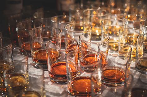 파티 위스키 스카치 위스키 버번 코냑 브랜디 및 기타 칵테일 바 카운터 테이블에 안경에 다른 색깔의 알코올 음료의 아름다운 행 0명에 대한 스톡 사진 및 기타 이미지