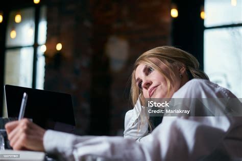 노트북과 메모장에 쓰기와 카페에서 일하는 아름다운 시니어 여성 고름에 대한 스톡 사진 및 기타 이미지 고름 노인 노트북