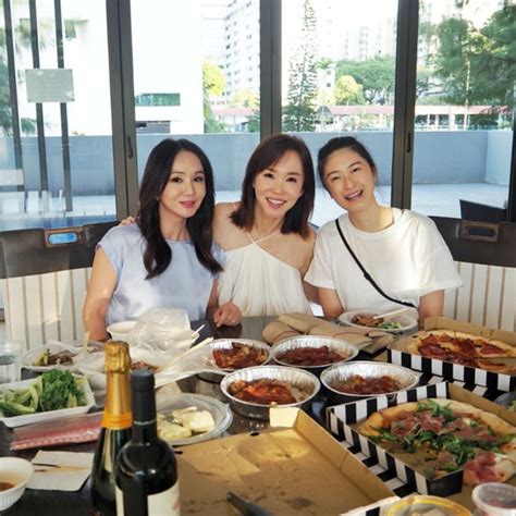 范文芳带儿子与友人聚会 吊带裙秀锁骨美丽如初手机新浪网