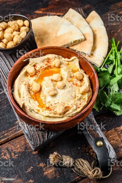 후무스는 피타 빵 병아리콩 파슬리를 나무 그릇에 넣고 붙여넣습니다 어두운 나무 배경 위쪽 보기 0명에 대한 스톡 사진 및 기타 이미지 Istock