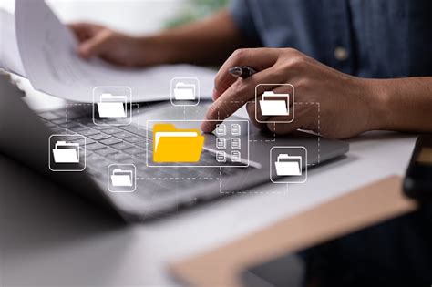 전자 문서를 기반으로 종이없는 사무실 개념 가상 화면에서 전자 문서의 아이콘을 보면서 사업가가 랩톱 키보드를 입력합니다 개념에