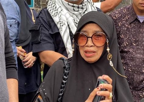 Terima Foto Mesra Umi Yuni Abah Agam Ibunda Ustaz Arifin Ilham Sedih