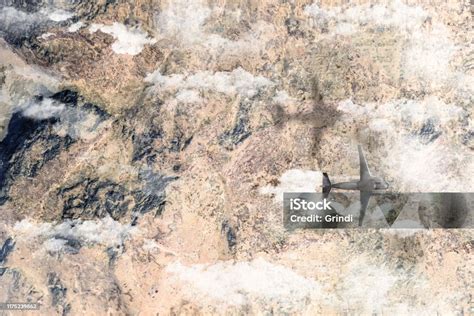 비행기는 구름에 산 위로 날아 지구에 그림자를 던져 육로 바위 지형 비행에 상단 평면보기 관광에 대한 스톡 사진 및 기타 이미지 관광 구름 군사 Istock