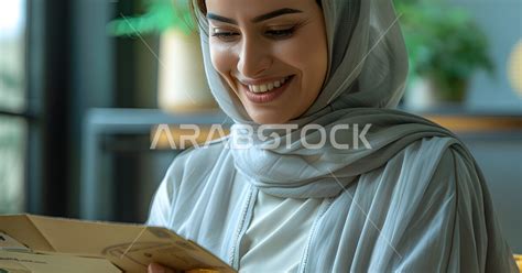 تقديم الهدايا في الأعياد والمناسبات السعيدة، النظر إلى الكاميرا