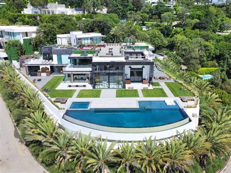 Рекордниот добитник на лото кој освои 2 милијарди долари ги прави сите најлоши финансиски