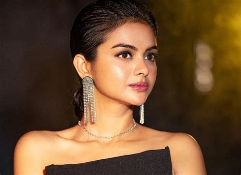 ছাই রঙের পোশাকে লাস্যময়ী শোলাঙ্কি অভিনেত্রীর মিষ্টি হাসিতে ভুলছেন