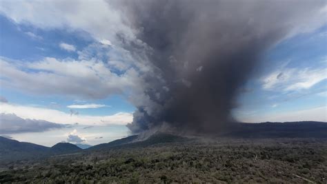 Zona Rekomendasi Gunung Lewotobi Laki Laki Diperluas DISTORI