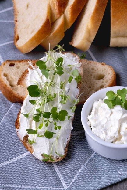 Sándwich con queso cottage Concepto de alimentación saludable Foto
