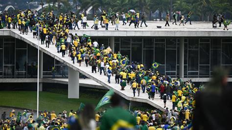 Manifestantes Contra Lula Invadem Congresso Planalto E Stf Em Brasília