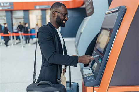 공항 터미널의 Atm에서 현금을 인출하는 사업가 30 34세에 대한 스톡 사진 및 기타 이미지 30 34세 30 39세 가방 Istock
