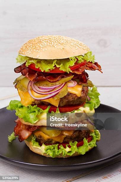 Burger Dengan Daging Sapi Bacon Tomat Keju Selada Dan Bawang Merah Foto