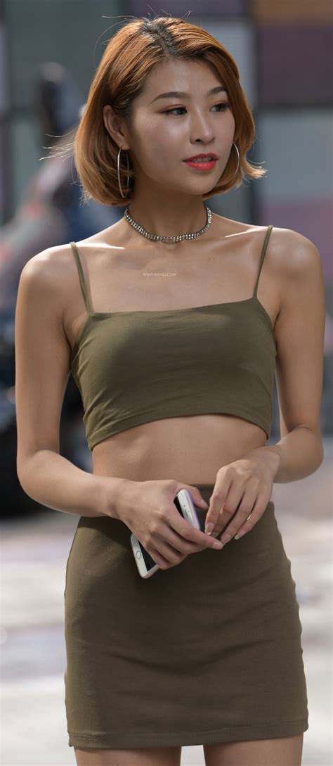 总栽软软的陈飞美女的脚放在男人身上2 街拍美女 条码图