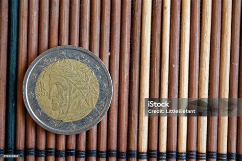 나무 대나무 테이블 명칭에 유로 동전 거짓말은 2 유로뒷면 1 유로 동전에 대한 스톡 사진 및 기타 이미지 1 유로 동전