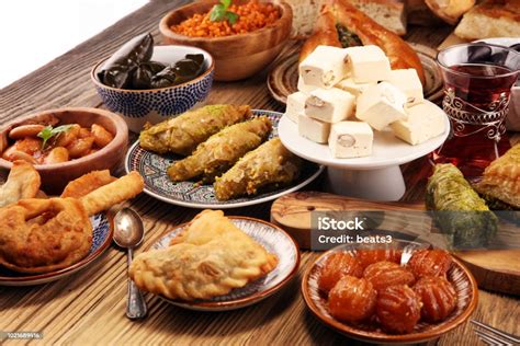 중동 이나 아랍 요리와 모듬된 Meze 콘크리트 소박한 배경 Sambusak입니다 피스타치오와 터키 디저트 바 클 라바입니다