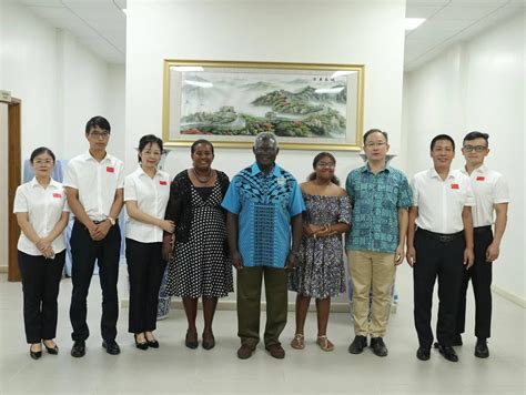远赴南太岛国，首批援所中国医疗队这样赢得当地欢迎