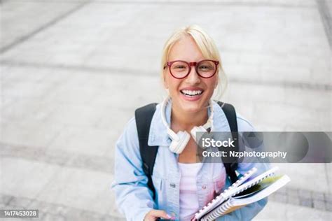 금발 머리를 가진 사랑스러운 학생 소녀 거리에서 웃고있는 카메라를보고 대학생에 대한 스톡 사진 및 기타 이미지 대학생 모션