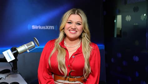 Kelly Clarkson Breaks Her Silence On Using Antidepressants To Overcome