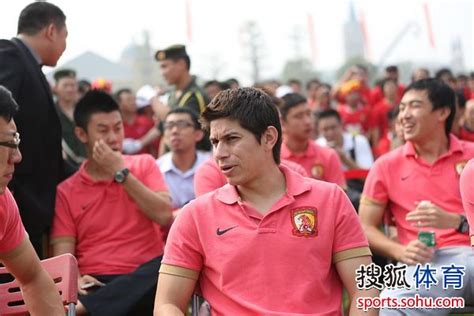幻灯：恒大将帅亮相足校开学典礼 郜林女友现身 搜狐体育