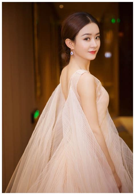穿裸色礼服最美的女星，赵丽颖关晓彤娜扎，你选谁？关晓彤裸色女星新浪新闻