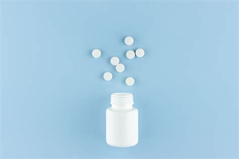 파란색 배경에 흰색 플라스틱 항아리에서 흩어져있는 흰색 둥근 알약 병에 대한 스톡 사진 및 기타 이미지 병 아세틸살리실산