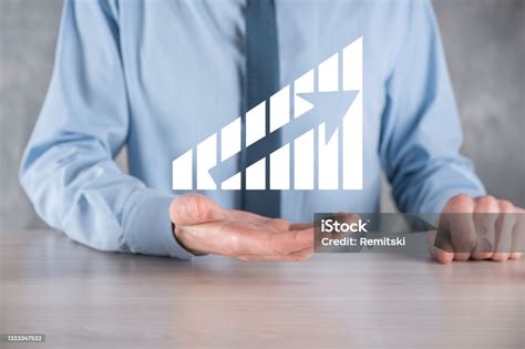 긍정적 인 이익 성장과 그래프를 들고 사업가 남자 계획 그래프 성장과 그의 사업에서 차트 긍정적 인 지표의 증가더 많은 수익성과 성장 개념에 대한 스톡 사진 및 기타 이미지