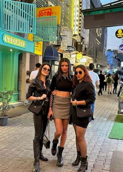 Shubman Gill Sister Shahneel मिनी स्कर्ट में शुभमन गिल की बहन का लुक
