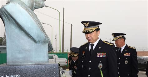 순직 경찰관 참배하는 구자영 중부지방해양경찰청장