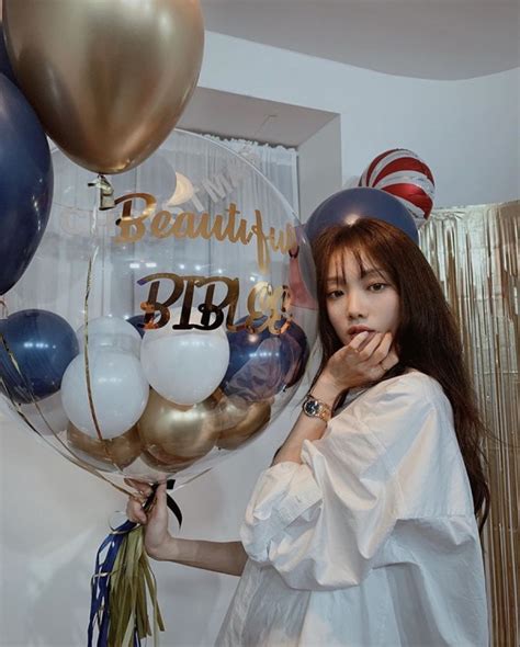 이성경의 파티룩 화이트 셔츠and 골드 액세서리 꿀조합 패션서울