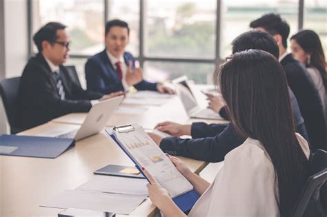 비즈니스 팀은 성공적인 팀워크의 결과를 보여주는 기업의 평가 와 평가를 논의합니다 차트와 새로운 스타트업 프로젝트와 협력하는 비즈니스 팀 조직 및 투자 계획 가리키기에 대한