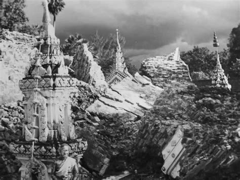 ลางบอกเหตุจากธรรมชาติ ย้อนรอยเหตุการณ์สุดระทึก พระธาตุพนมล้ม แต่