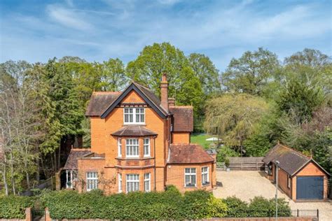 New Park Road Cranleigh Surrey Gu6 5 Bedroom Detached House For Sale