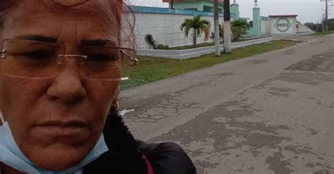 Madre de preso político se planta frente a prisión pidiendo atención médica para su hijo