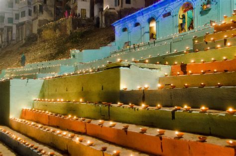 데브 디왈리 축하 기간 동안 바라나시에 있는 계몽적인 갱가 가트 0명에 대한 스톡 사진 및 기타 이미지 0명 강가의 층계 갠지스 강 Istock