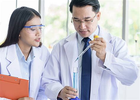 Fondo Un Científico Senior Asiático Que Realiza Experimentos En Un