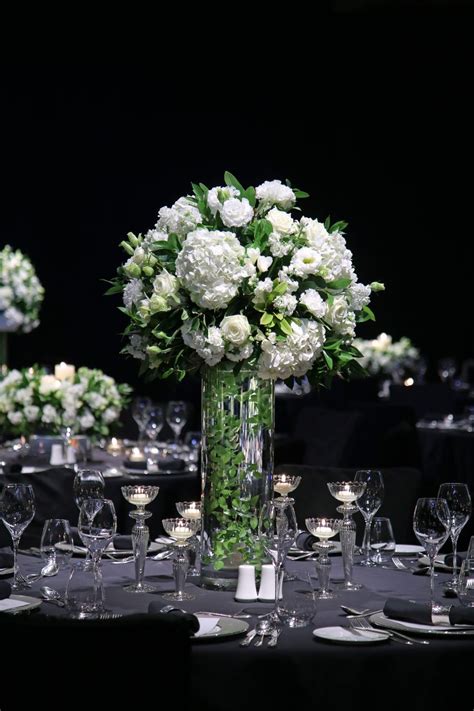 높은 형태의 라운드 센터피스 화이트 수국 리시안셔스 장미 스토크 Centerpieces Table Decorations