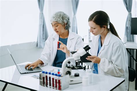 과학자 팀 회의 및 실험실 연구에서 분석 결과 작성 및 과학 샘플 테스트 샘플 분석 25 29세에 대한 스톡 사진 및 기타