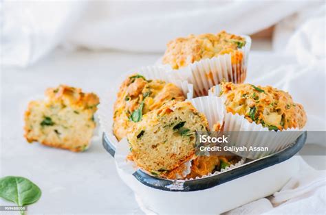 그릇에 맛 있는 감자 시금치와 페타 머핀 흰 돌 배경입니다 0명에 대한 스톡 사진 및 기타 이미지 0명 그리스 음식
