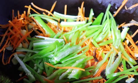 鸡蛋新吃法，倒入这碗鲜香料汁，出锅品尝一刻，好吃到想大吼一声胡萝卜清水鱼香炒蛋