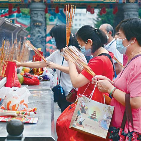 料4至6萬善信湧入 實施人潮管制 黃大仙祠重辦年三十頭炷香