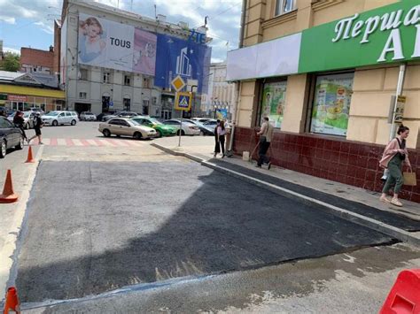 Новини Харкова комунальники закривають розриття новим асфальтом РЕДПОСТ