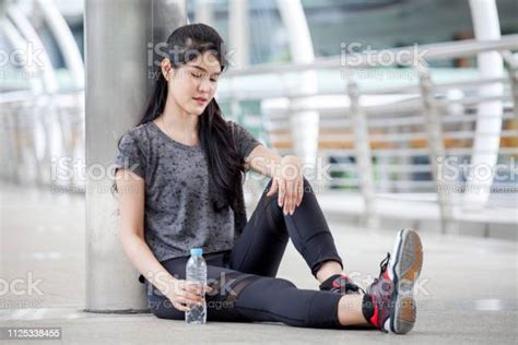 아시아 피트 니스 여자 운동 도시 도시에서 거리에 물 병 운동 후 휴식을 취하 피곤된 스포츠 여자 휴식 후 소진입니다 여자