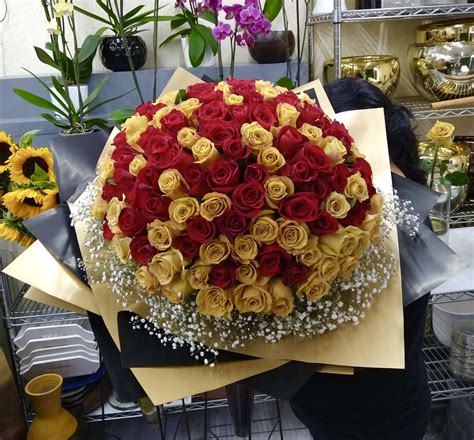 SKU 909 300 Rosas en ramo Galería Floral Querétaro