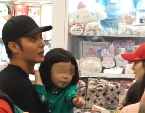 张丹峰洪欣风波后首同框 两人带女儿逛街互动亲密！用行动辟谣娱乐资讯海峡网