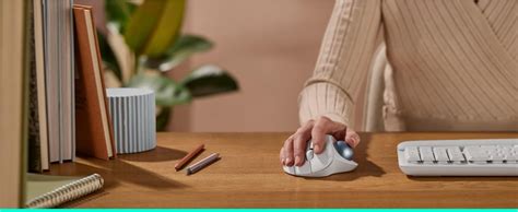 Amazon Com Logitech Ergo M575S Wireless Trackball Mouse Wireless Ergonomic Mouse With