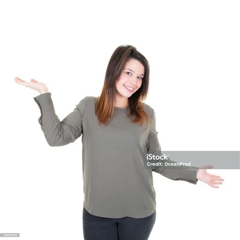 캐주얼에 아름 다운 젊은 웃는 여자의 옷을 흰색 바탕에 손바닥에 비교 상품 갈색 머리에 대한 스톡 사진 및 기타 이미지 갈색 머리 개념 개념과 주제 Istock