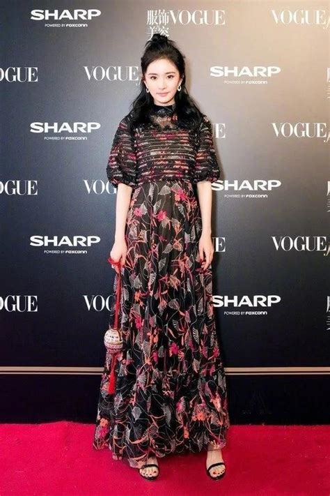 44歲章子怡同框36歲楊冪：一個氣場十足似女王，一個卻顯拘謹小氣 每日頭條