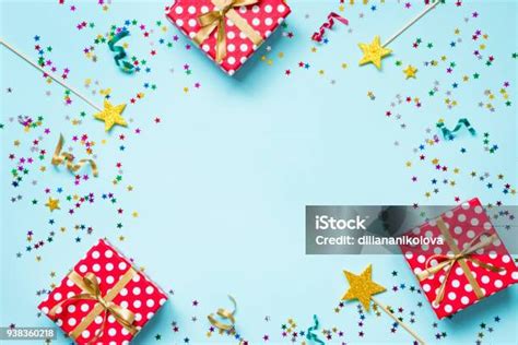 빨간색의 상위 뷰 선물 상자 골든 마술 지팡이 다채로운 색종이 리본 블루 배경 위에 점선 축 하 개념입니다 공간에 복사 합니다 개념에 대한 스톡 사진 및 기타 이미지