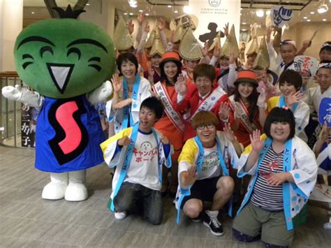 なんばグランド花月で徳島名物・阿波おどりを地元の踊り子とともにprした吉本新喜劇の浅香あき恵（2列目左）、宇都宮まき（2列目右から3人目）ら
